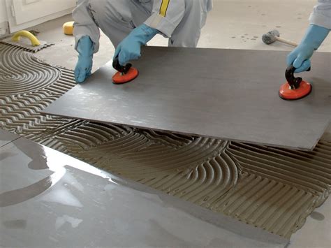 La pose de carreaux de très grands formats sur un sol neuf