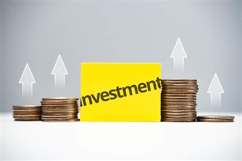 Concepto de crecimiento de la inversión pilas de monedas con flecha