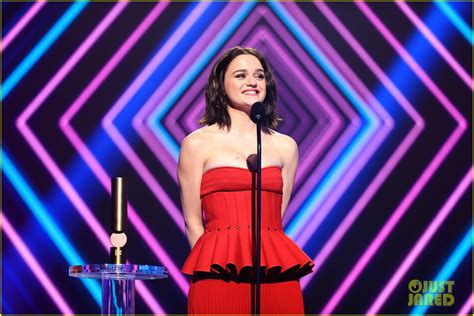 Joey King Wins At People S Choice Awards 2020 Teases The Kissing