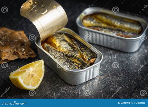Sardinha Enlatada Peixe Mar Na Lata De Estanho Imagem De Stock