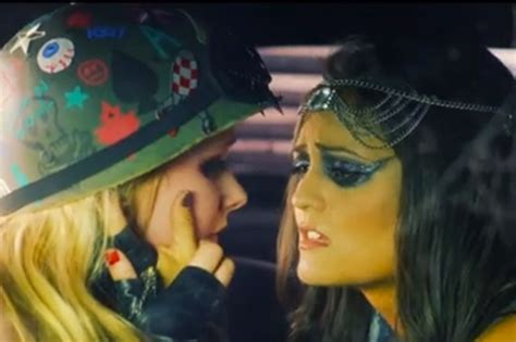 Mackanzie Rosman Tra Foto Hot E Baci Lesbo