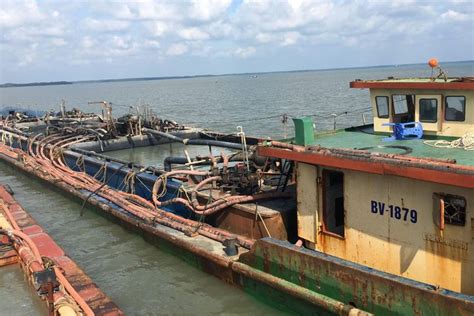 Bắt giữ 2 phương tiện khai thác vận chuyển cát trái phép trên vùng
