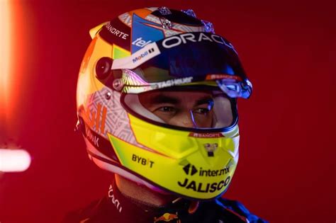 Checo Pérez presenta casco que usará en la temporada 2023 de Fórmula 1