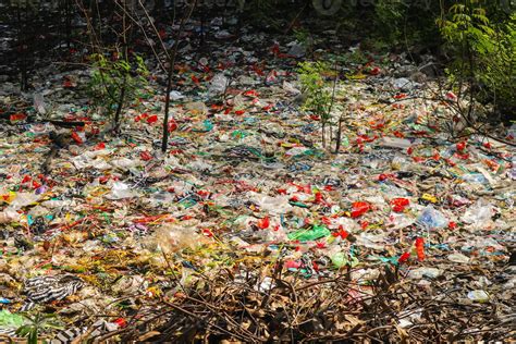 lixo plástico derramado na terra da cidade grande garrafas plásticas