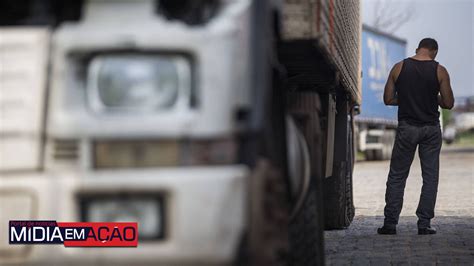 Bandidos fazem reféns e roubam carga na PE 275 em Sertânia
