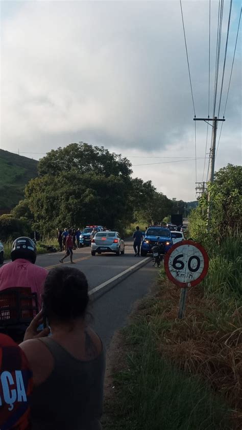 Dois homens em uma moto são baleados na RJ 116 entre Santo Antônio de
