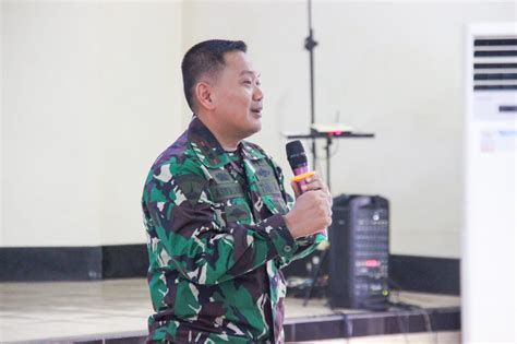 Danyonif Marinir Berikan Jam Komandan Dan Motivasi Kepada Prajuritnya