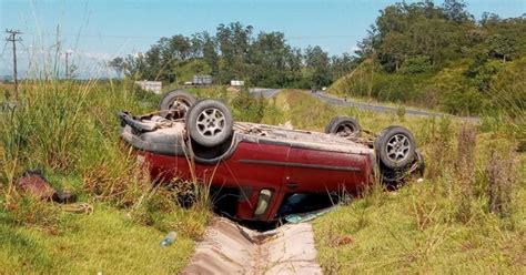 Carro capota após desviar de caminhão na BR 470 no Vale do Itajaí