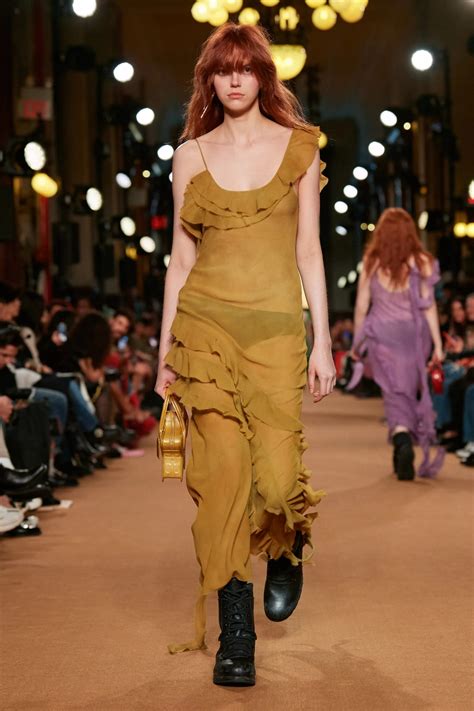 Cómo llevar vestidos transparentes en Otoño Invierno 2023 como las
