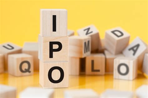 Cubos de madera con letras ipo dispuestas en una pirámide vertical
