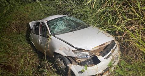 Motorista perde controle da direção carro sai da pista e capota várias