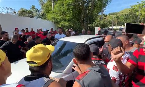 Em Protesto No Ninho Torcida Do Flamengo Intimida Jogadores E Xinga