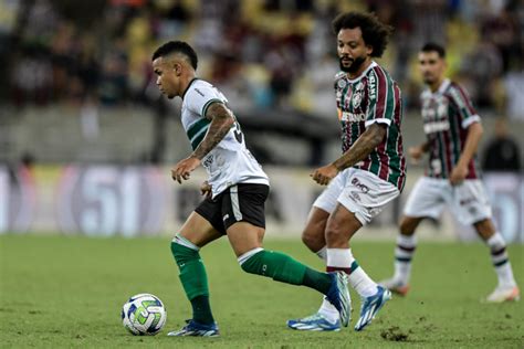Coritiba e rebaixado no Brasileirão após derrota para o Fluminense