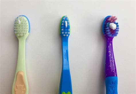 Dicas para escovar os dentes dos gêmeos