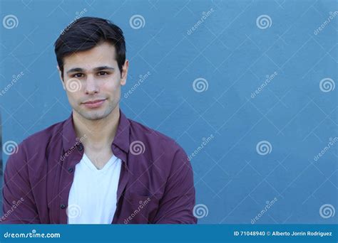 Retrato Del Primer De Un Modelo Masculino Atractivo Con Las Porciones