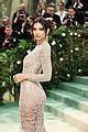 Emily Ratajkowski Sparkles In Vintage Versace At Met Gala Photo