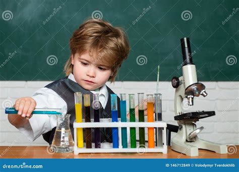 Microsc pio Do Laborat rio E Tubos De Testes Cientista Da Criança Que