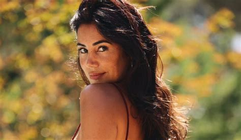 Mia Rose mostra se em biquíni e o destaque é o bumbum Nasceste perfeita