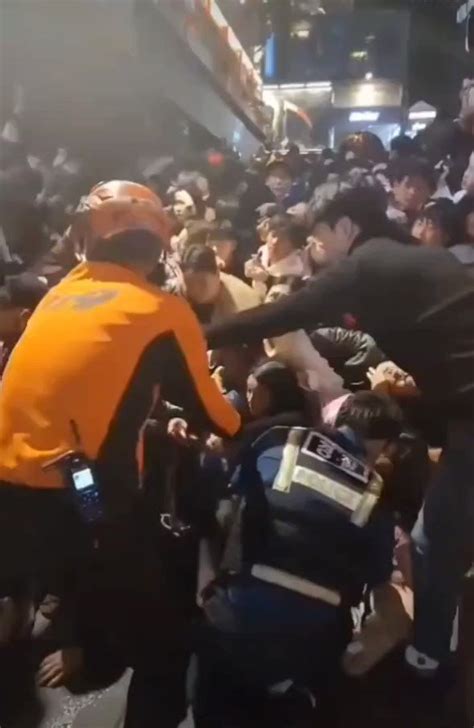 发光的海藻 互粉必回 on Twitter 韩国首尔梨泰院踩踏现场救援人员想救人都拉不出来太可怕了 Stampede in
