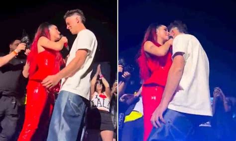 En pleno show así fue el apasionado beso de Lali Espósito con Santi