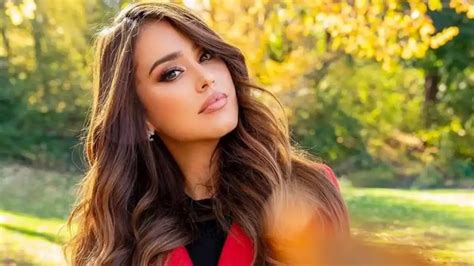 Yanet García se luce con vestido de la venganza tras la noticia de que