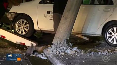 V Deo Taxista Perde Controle Do Carro E Bate Em Poste Na Via Do