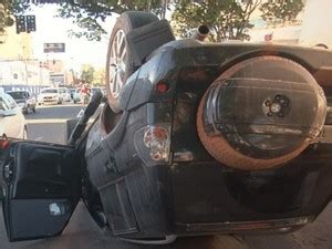 G1 Veículo capota após ser atingido por outro carro no Setor Marista