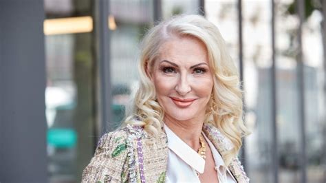Désirée Nick Freiheit für Brust Unten ohne zieht sie ihren BH