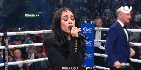 Danna Paola entona el himno con pasión en la noche mexicana de Canelo