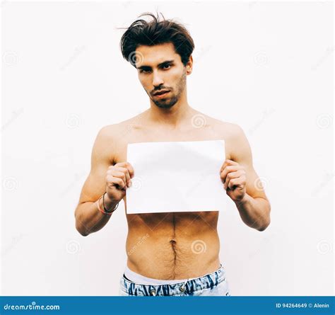 Bild Des Jungen Mannes Mit Dem Nackten Torso Der Weißes Leeres Brett
