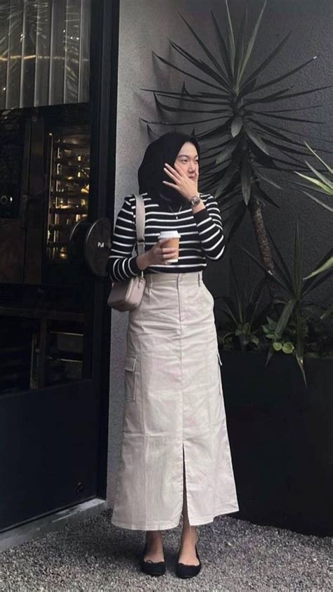 Inspirasi Outfit Hijab Simpel In 2024 Ootd Hijab Skirt Ootd Ootd