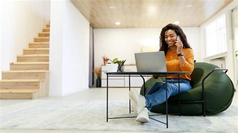 Mulher Negra Sorridente Trabalhando E Falando Ao Telefone Em Casa