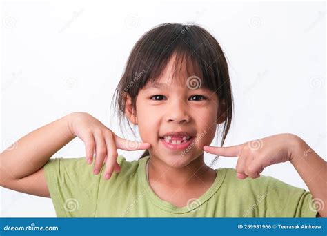 Porträt Eines Asiatischen Mädchens Mit Gebrochenen Oberbeinen Und Ersten Bleibenden Zähnen