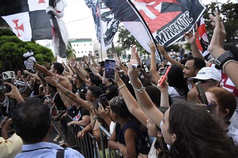 VÍDEO Vegetti elogia a torcida do Vasco em Vitória É incrível
