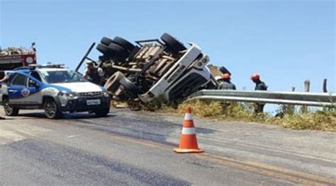 Dois morrem e outra pessoa fica ferida após caminhão tombar em rodovia