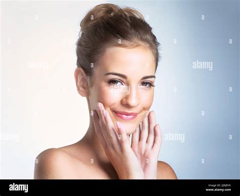 La beauté du faisceau Portrait studio d une belle jeune femme souriant