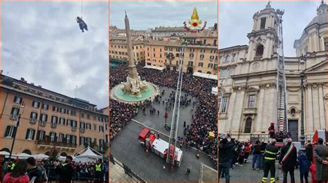 Roma La Befana Torna A Volare Su Piazza Navona Aiutata Dai Vigili