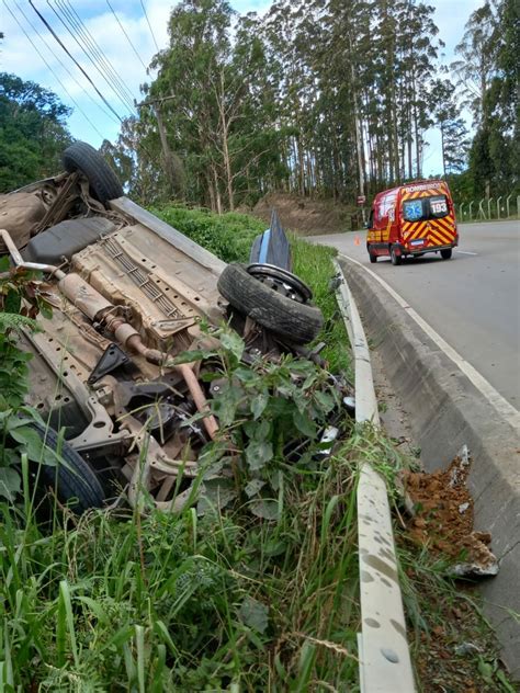 Motorista perde controle da direção carro sai da pista e capota na SC
