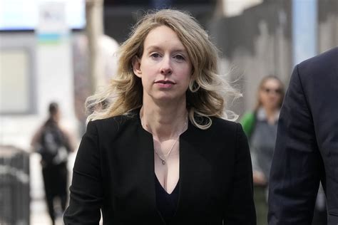 Elizabeth Holmes S Oppose Une Proposition D Indemnisation Qui
