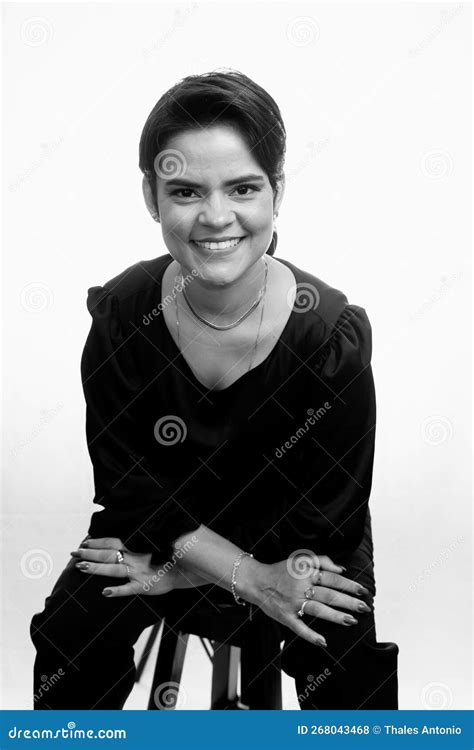 Retrato En Blanco Y Negro De Una Hermosa Mujer De Negocios Foto De