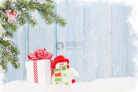 圣诞礼品盒雪人玩具和fir树枝带高清图片下载 正版图片502822231 摄图网