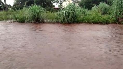 Tarde de chuva em Palmas provoca alagamentos e transtornos vídeo