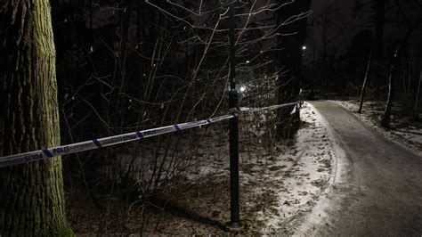 Död person hittad i skogsområde polisen utreder mord P4 Stockholm