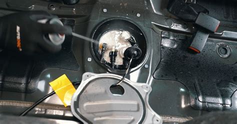 Cómo cambiar filtro de combustible en un coche