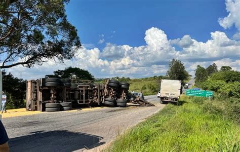 Acidente Entre Carreta Carregada Milho E Dois Carros Deixa Duas