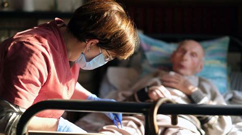 Coronavirus pourquoi les métiers féminins si essentiels dans la