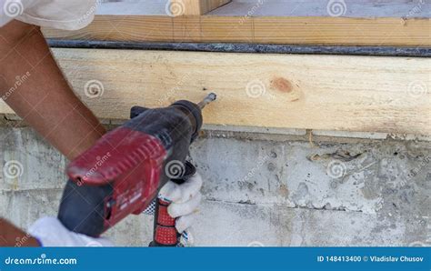 Taladro Del Trabajo Construcci N De Casas De Madera Las Manos De Los