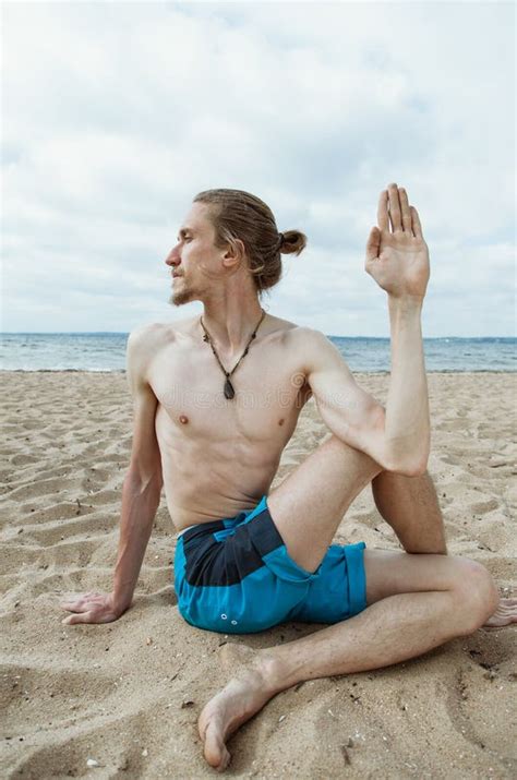 El Hombre Flaco Joven Practica Yoga Foto De Archivo Imagen De