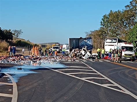 Tragédia na BR 135 Acidente entre ônibus e carreta múltiplas