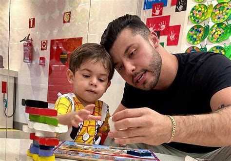 Murilo Huff compartilha vídeo cantando Léo seu filho Marília